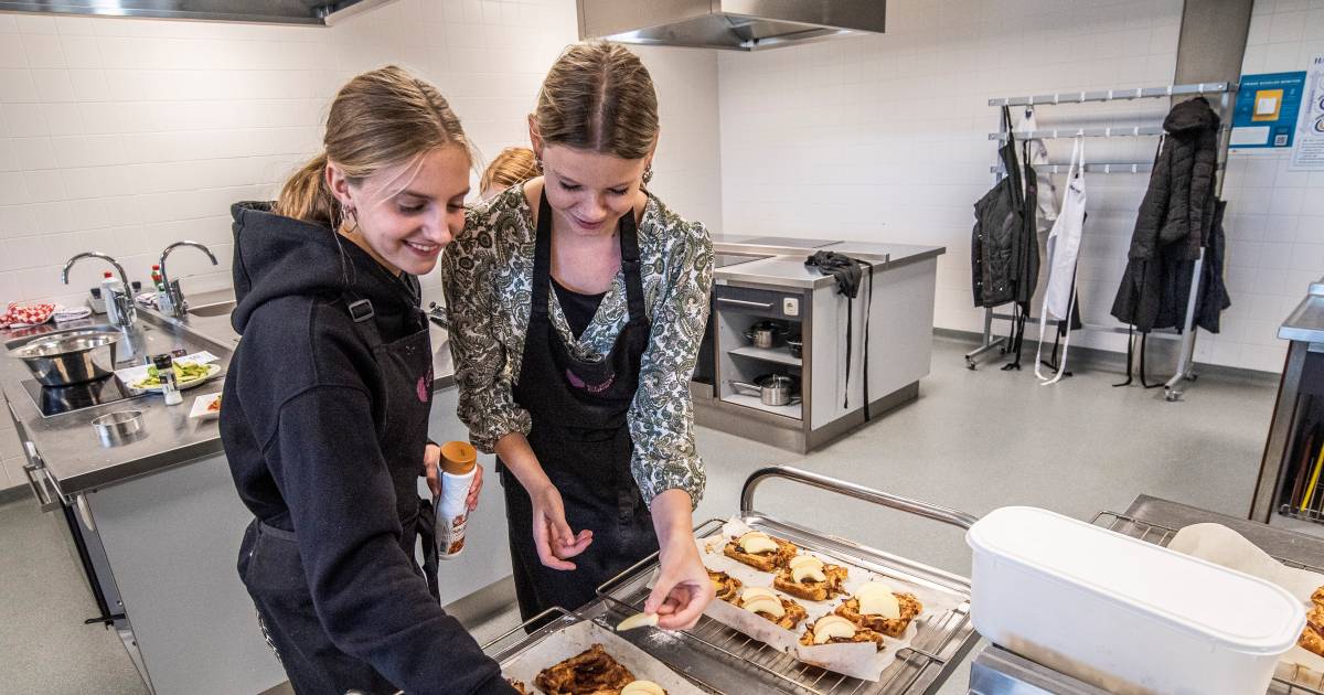 Genieten van geroosterde hutspot in leerlingenrestaurant Hengelose ...