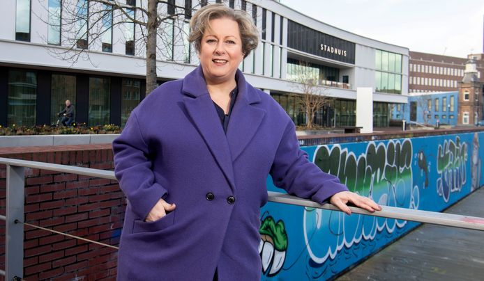 Wethouder Overmeen overleeft motie van wantrouwen en gaat nu vol voor ...