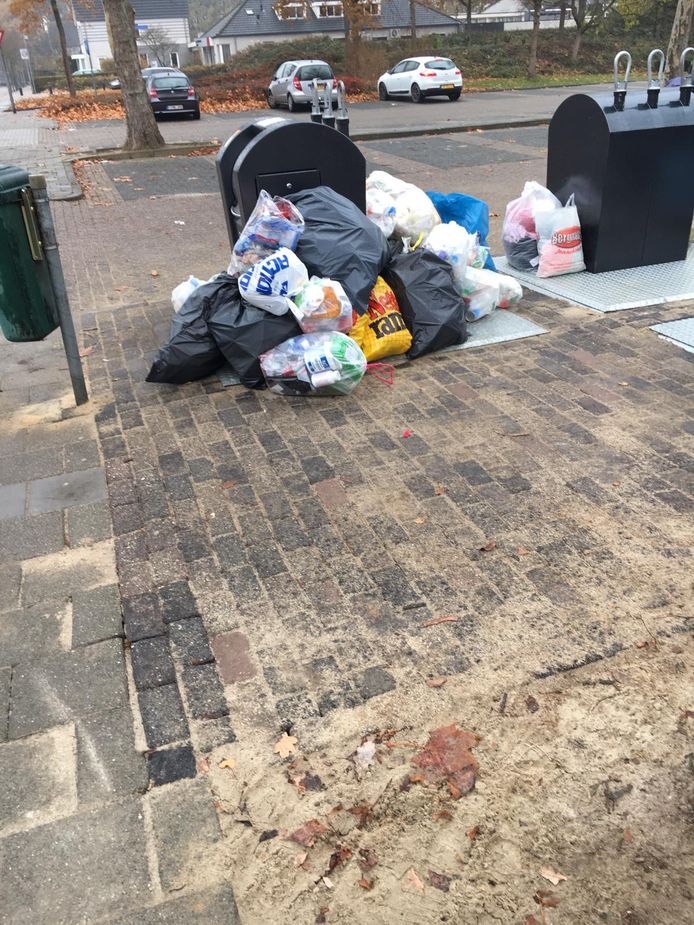 Illegaal afval bij nieuwe ondergrondse afvalcontainers in Dommelen: ‘We doen het stiekem zelf ...
