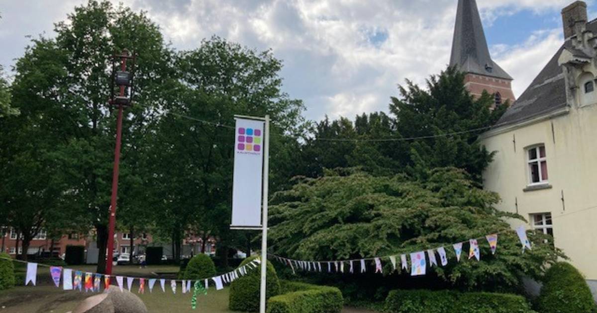 Vlaggenlijn als teken van respect voor opvoeders | Kalmthout | hln.be