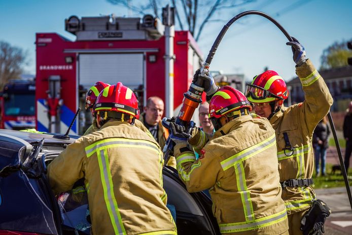 Brandweer knipt auto open en bevrijdt man na autobotsing | Eindhoven ...