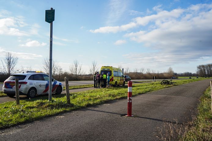 Wielrenner botst tegen berucht paaltje aan en moet naar het ziekenhuis ...