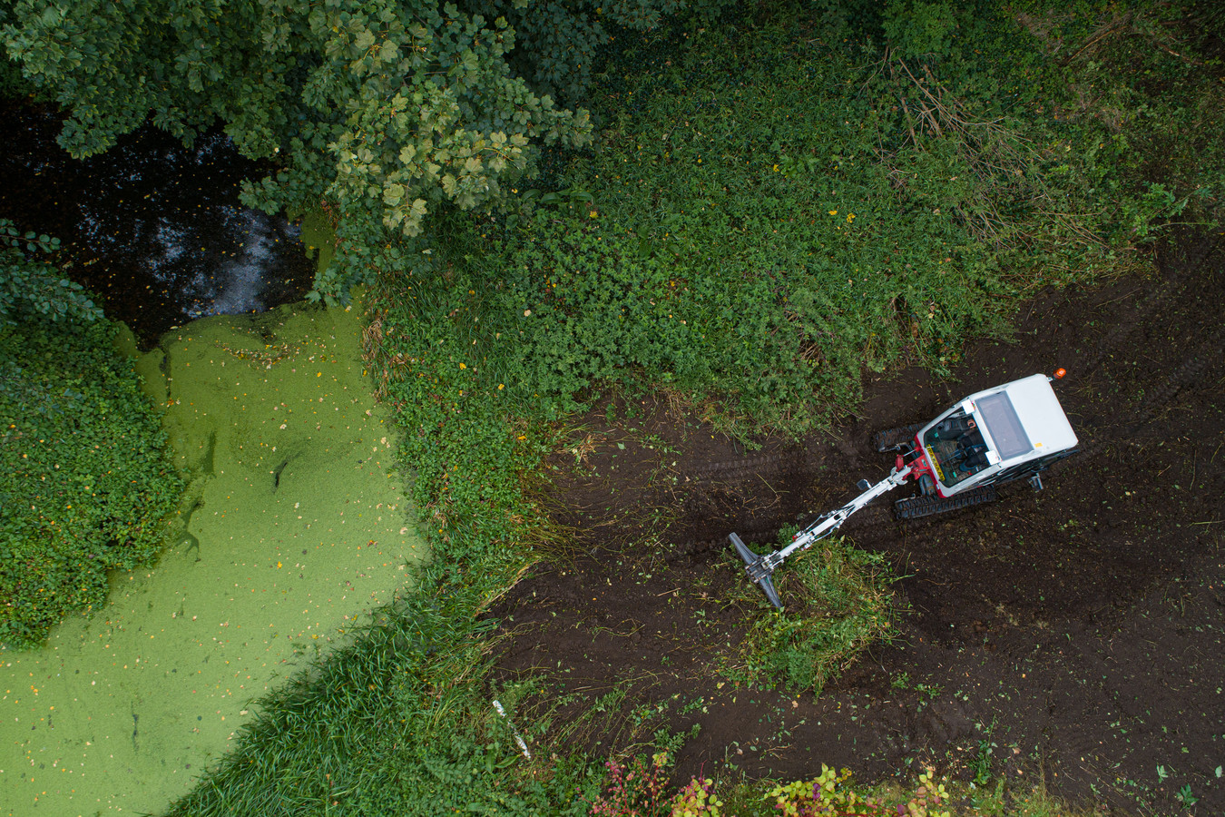 Waarom gif PFAS opeens overal in zit en de bouw plat legt | Foto ...