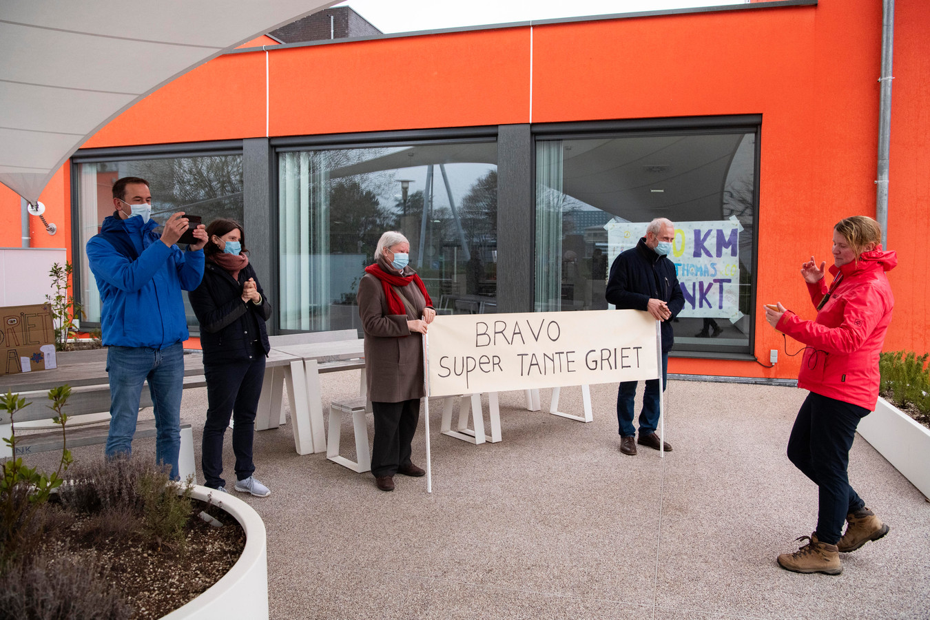 Griet (38) stapte 100 kilometer in regen en kou voor ziek neefje Thomas ...