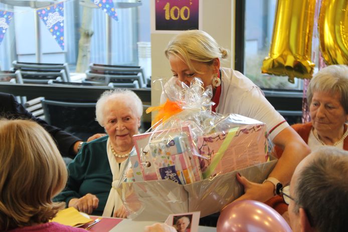 Maria Labeeuw viert honderdste verjaardag : “Alles rustig aan doen en ...