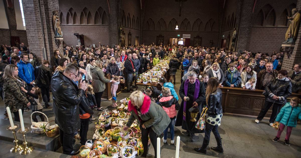 Duizend Poolse mensen in de kerk in Helmond voor 'Swieconca' | Helmond ...
