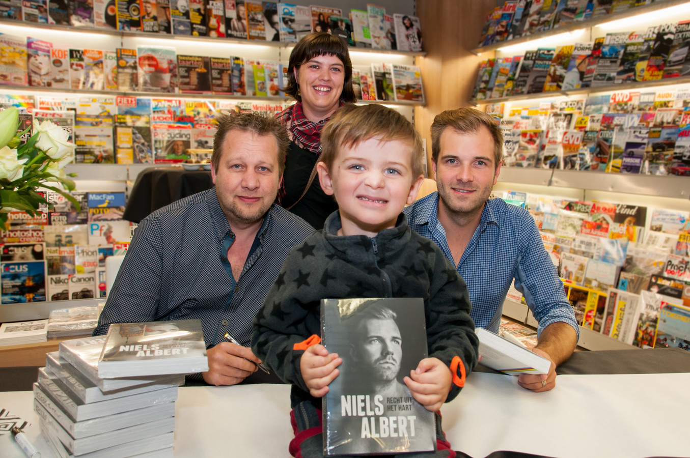 Niels Albert signeert 'Recht uit het hart' en krijgt er nog een ...