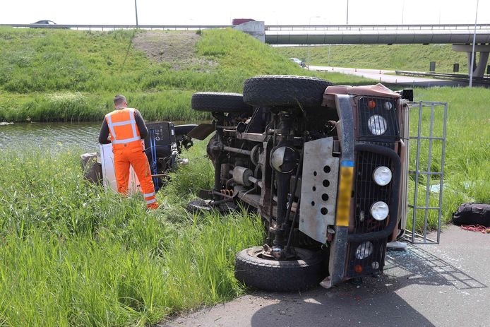 Land Rover uit 1984 crasht op A59 bij Waalwijk, eigenaar baalt ...