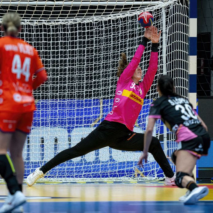 Handballen voor De Warmste Week in sporthal Ten Rozen | Aalst | hln.be