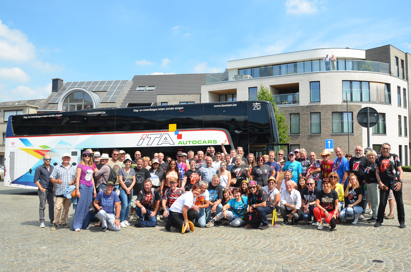 Tachtigtal Rolling Stones-fans vertrekken in Welle met bus naar concert ...