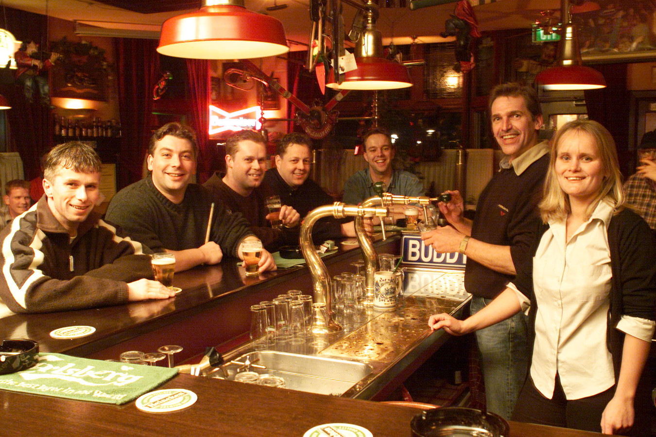 Hanneke had geen geld, alleen een Harley, maar toch runt ze met André al 27 jaar café Buddy’s in ...