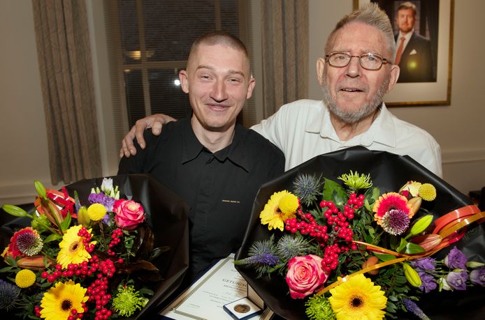 Koos (28) redde 80-jarige automobilist uit het water: ‘Ik moest de ruit ...