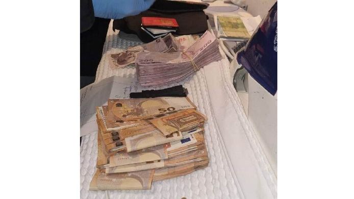 Moeder en zus van ‘Bolle Jos’ aangehouden: grote sommen geld gevonden ...