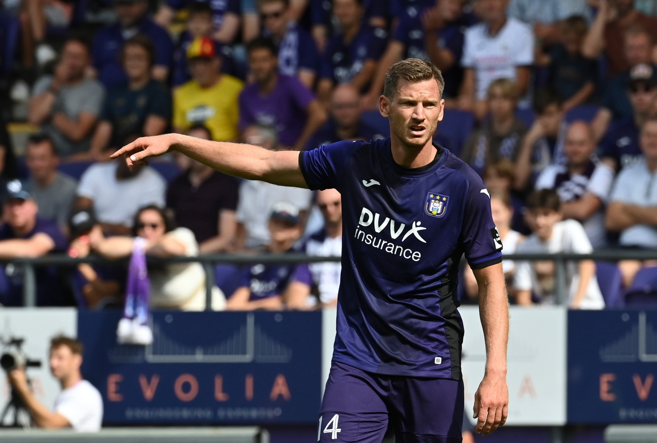 Debuterende Jan Vertonghen komt na de wedstrijd terug op het familiale ...