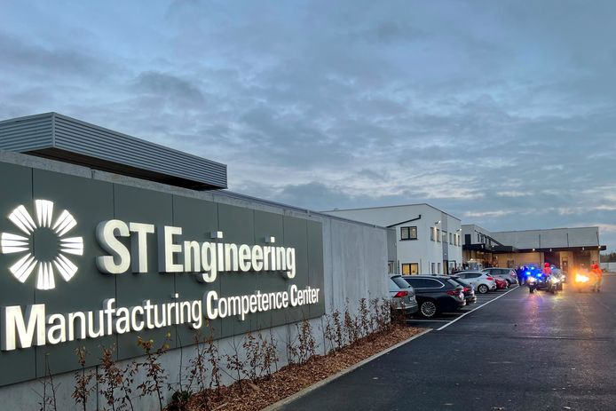 Minister van Defensie bezoekt specialist in satellietcommunicatie ST ...