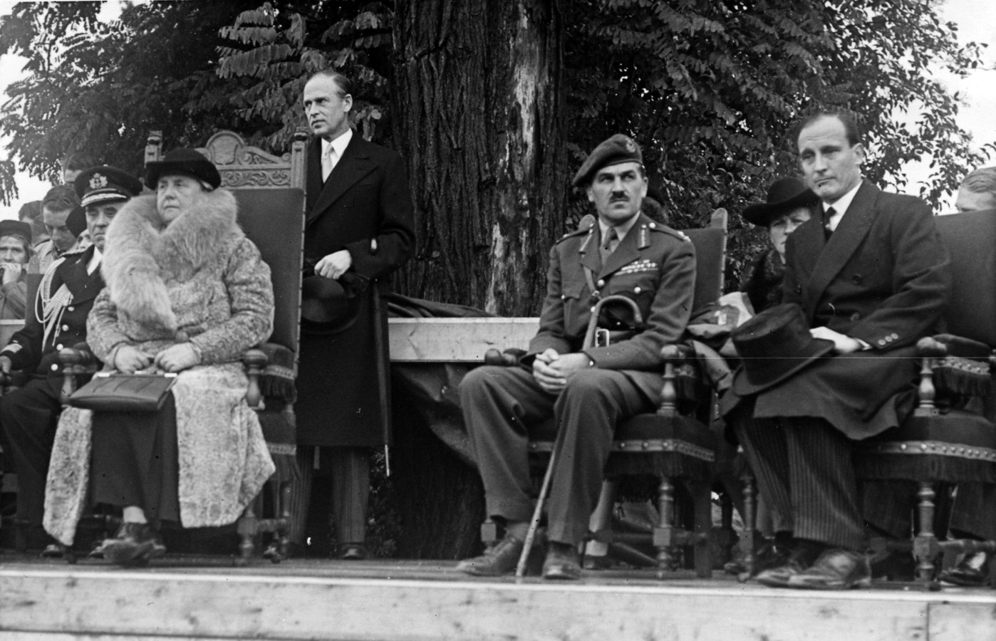 Vader en zoon Urquhart volgen het spoor van de parachutistengeneraal in ...