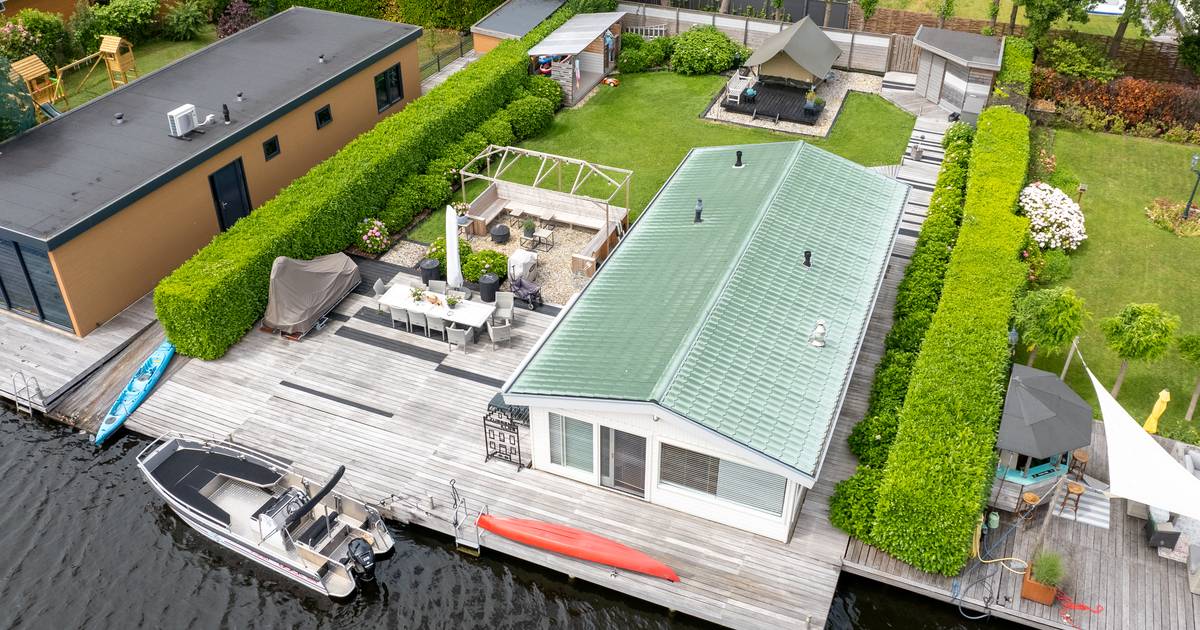 Deze woonboot ligt niet op, maar aan het water (en je krijgt er een ...