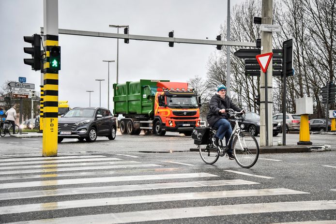 Dan toch geen herinrichting van kruispunt Mechelse Poort in 2019 | Dendermonde | hln.be