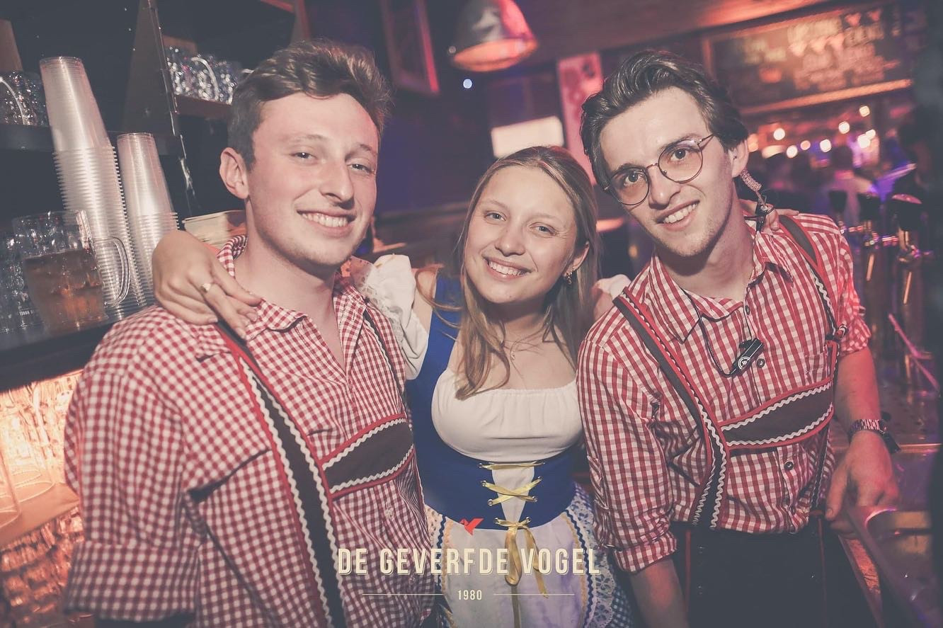 Pas 25 en al negen jaar horeca-ervaring: Gilles neemt De Geverfde Vogel ...