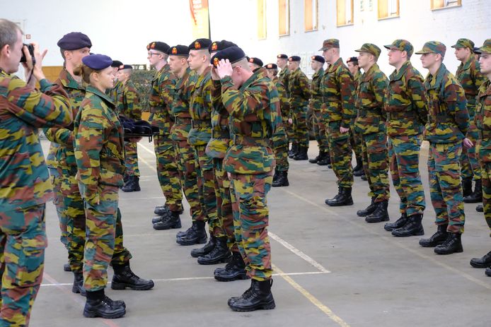 Lichting nieuwe soldaten krijgt officieel ‘muts’ | Brasschaat | hln.be
