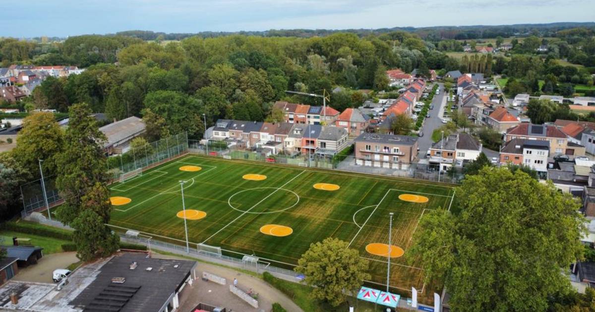 Korfballen of voetballen op het vernieuwde kunstgrasterrein van ...