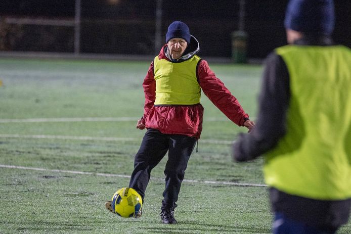 Dick (86) voetbalt elke dinsdag bij AFC Quick 1890: ‘Wil echt nog niet ...