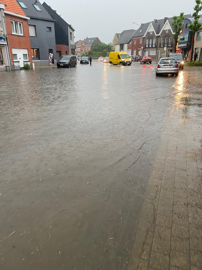 Hevige regenval zet Stationsstraat onder water | Foto | hln.be Hevige regenval zet Stationsstraat onder water | Foto | hln.be