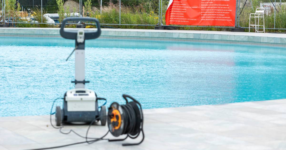 Bij dit luxe zwembad moet je langer zijn dat 1,5 meter en verplicht ...