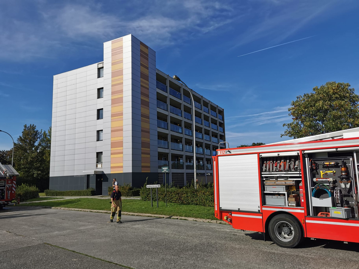 Dertigtal bewoners geëvacueerd door hevige brand op dak van ... Dertigtal bewoners geëvacueerd door hevige brand op dak van ...