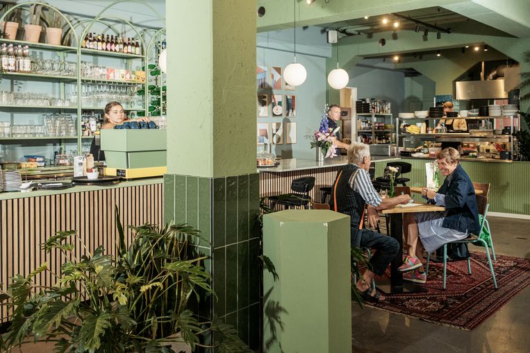 Ontbijten onder zalmroze zuilen bij Lagom in de Snoekjessteeg