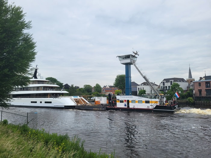 Jesse zet superjacht op de foto in Gouderak | Foto | AD.nl
