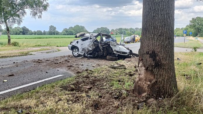 Man zwaargewond bij eenzijdig ongeluk, omstander trekt slachtoffer uit rokende auto | Aalten | AD.nl