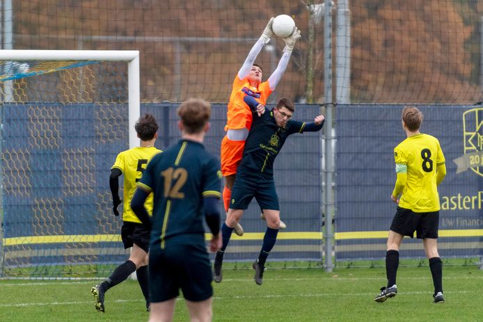 Halsteren zet met betwiste goal Tholense Boys opzij: ‘Dit mag je wel ...