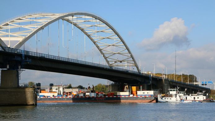 Fotograaf René Bot houdt Merwedebrug in het oog | Merwedebrug | AD.nl