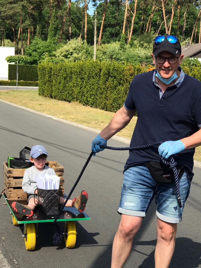 IN BEELD: Stadsmedewerkers schakelen kindjes in om mondmaskers rond te ...