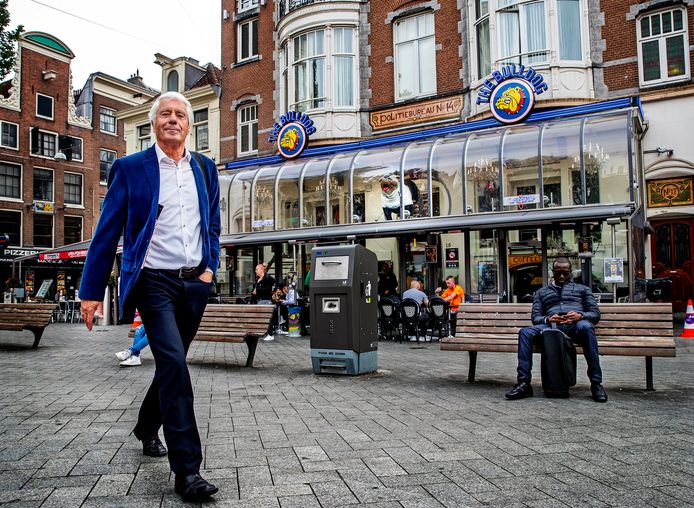 Klaas Wilting stond jaren vooraan bij elke politieactie, nu vertelt hij ...