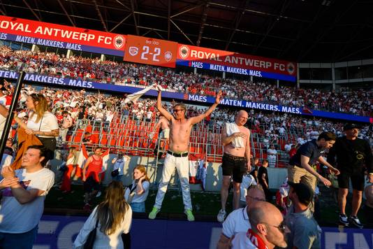 HERBELEEF. Antwerpse supporters in extase na titelwinst: “Je wil op dit ...