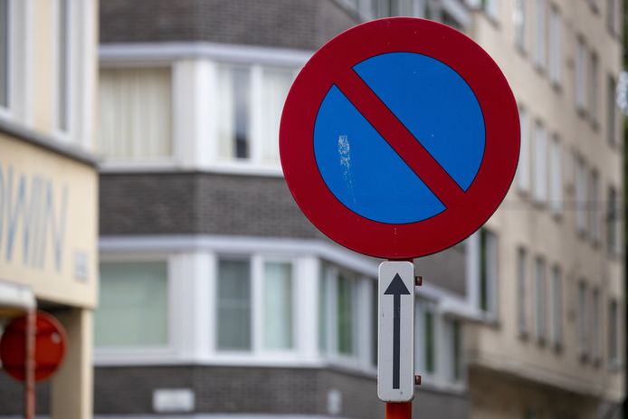 Slechts zeven voertuigen getakeld bij tijdelijk parkeerverbod | Merksem ...