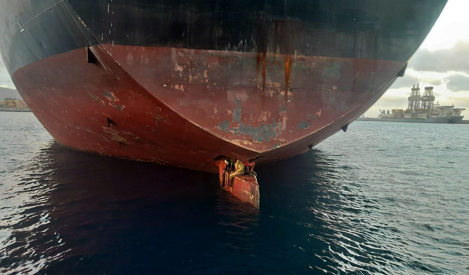 Tanker die elf dagen rondvoer met verstekelingen op roer nu zonder hen ...