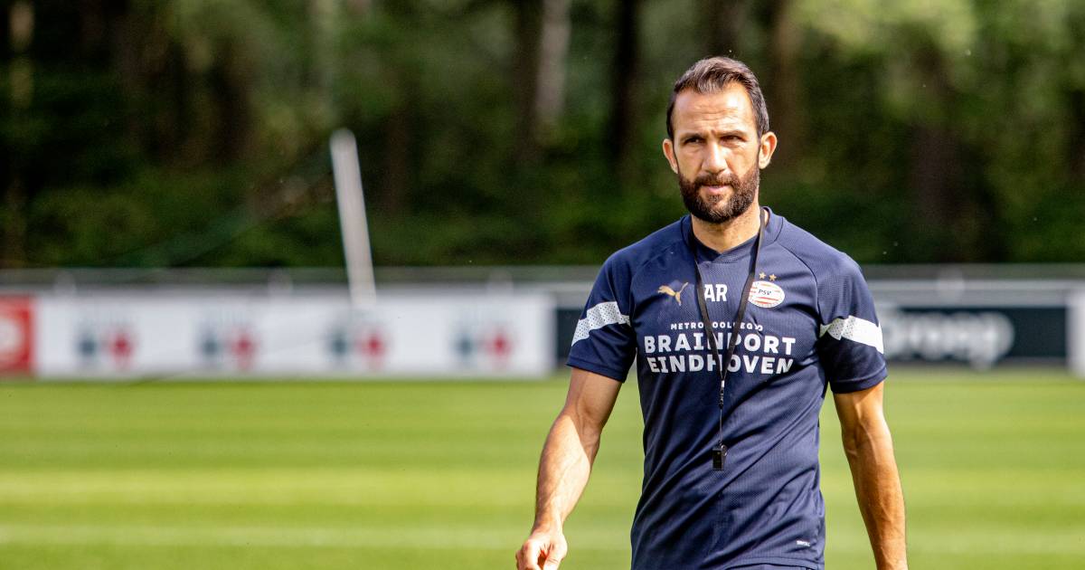 Marokkaanse voetbalbond trekt weer aan Jong PSV-trainer Adil Ramzi, die ...