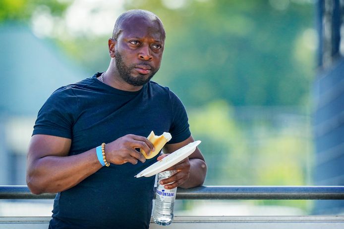 Ex-voetballer Romeo Castelen werd gepakt met 139.000 euro: ‘Stoer om in ...