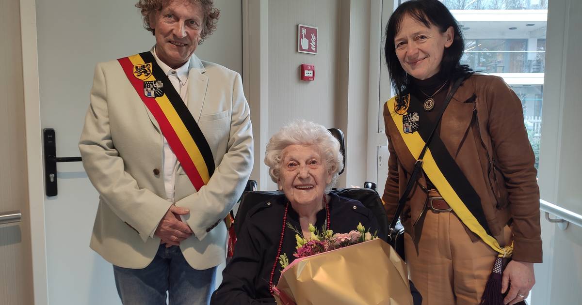 102-jarige Angela in de bloemetjes gezet in WZC Avondrust | Jabbeke ...