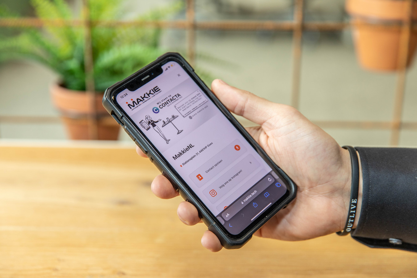 Na twee jaar is de Contacta terug, en Merel en Hans lanceren er hun app ...