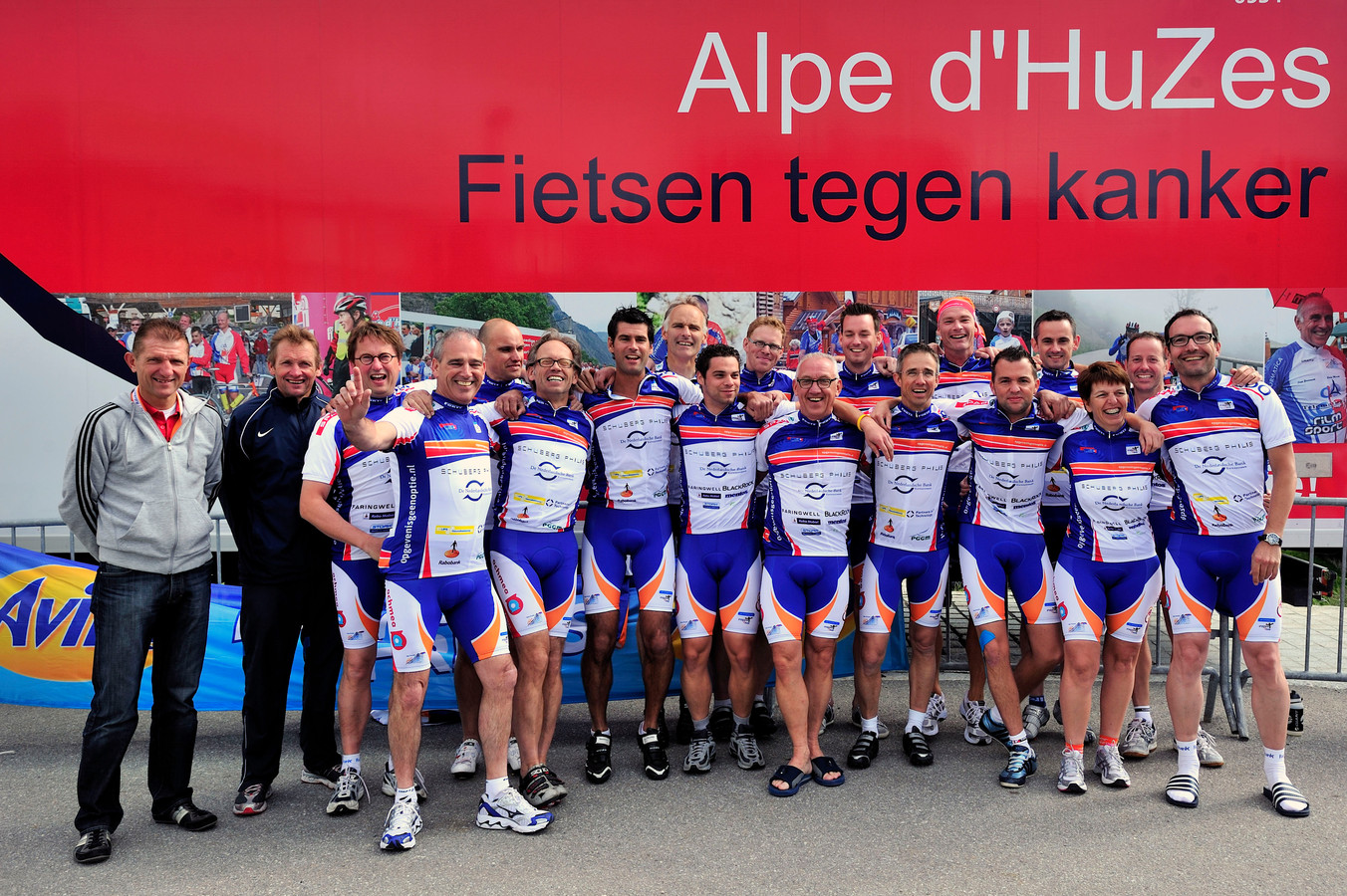 Patiënt beklimt na bestraling Alpe d’Huez met zijn chirurg | Foto | AD.nl