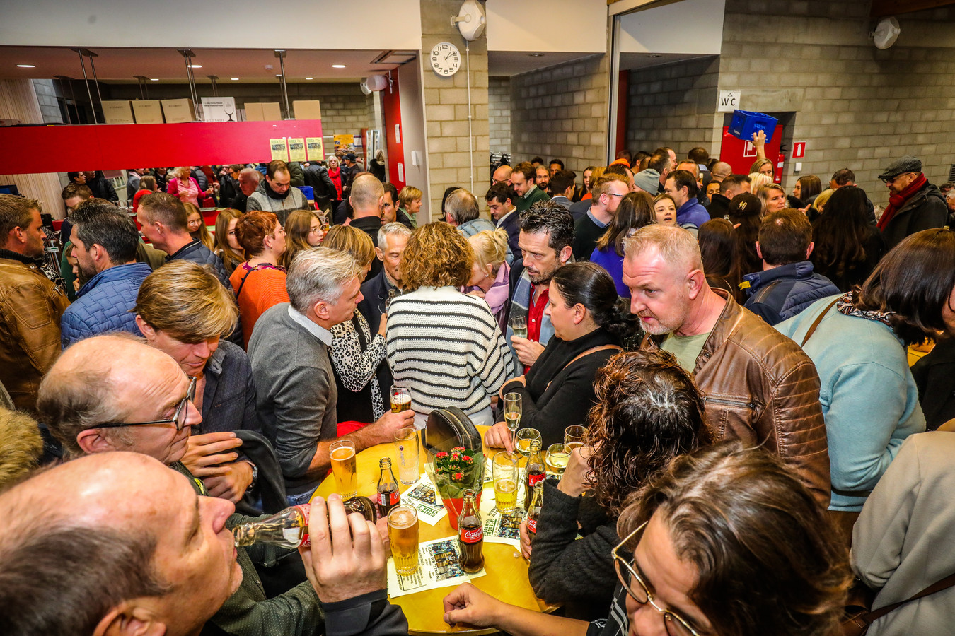 IN BEELD. Ontmoetingscentrum is te klein voor volksfeest met kersvers ...