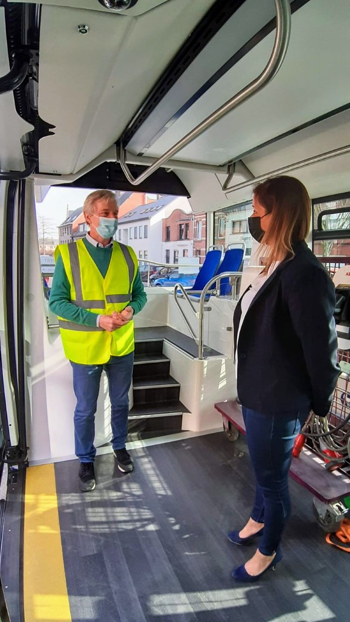 ‘Bus van de toekomst’ stopt in Grobbendonk voor proefrit en bekoort ...