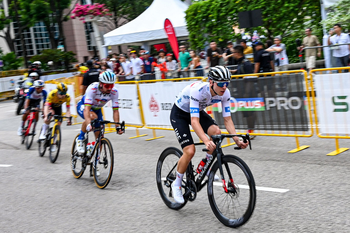 KIJK. Jasper Philipsen amuseert zich met Pogacar op criterium in ...