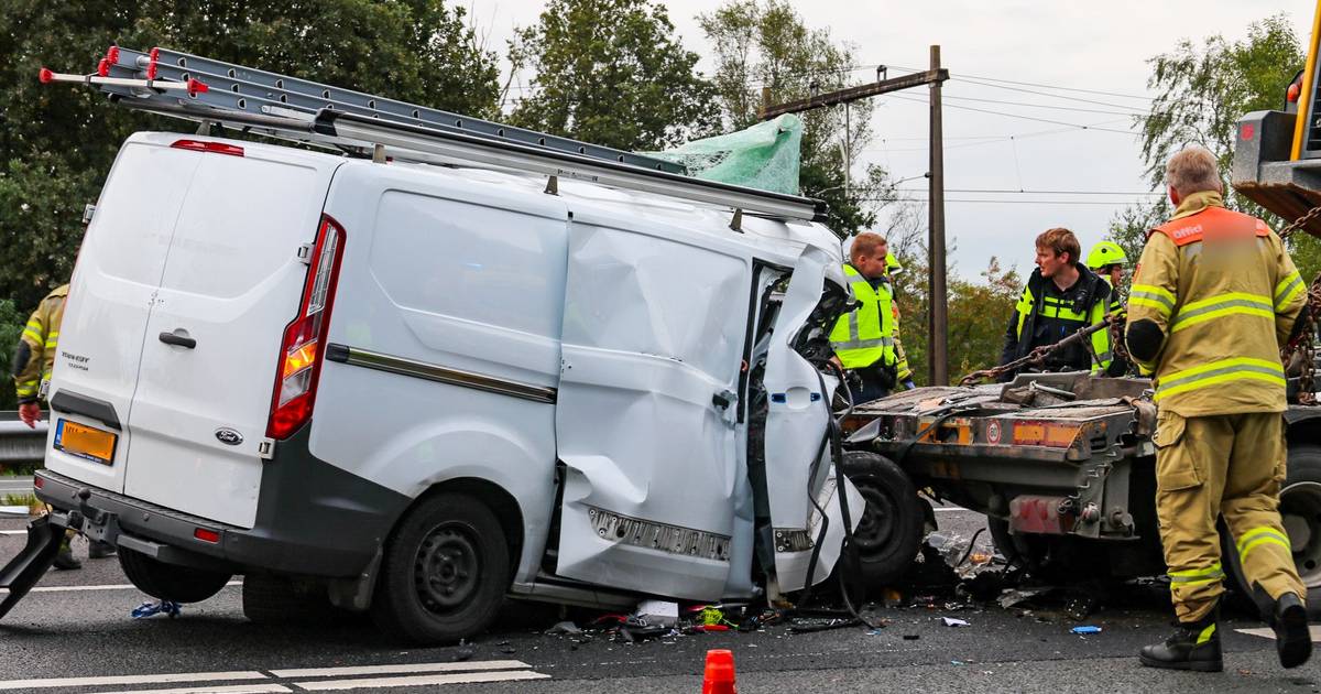 Snelweg A1 weer open na ernstig ongeluk met bestelbus bij Stroe - AD - Oozo.nl
