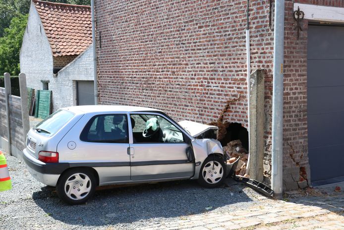 Bestuurder wijkt af van rijbaan en knalt frontaal tegen gevel van ...