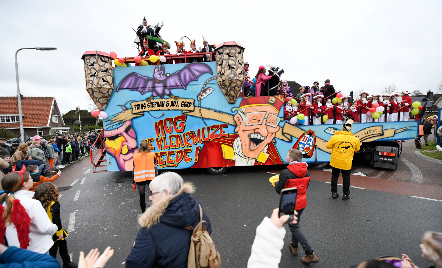 Ruim 25.000 toeschouwers vieren de comeback van Needse optocht: ‘Echt ...